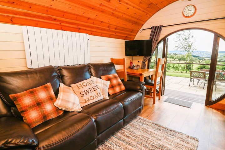 Meadow View - Glamping Pod Sleeping 2 Guests, Pet Friendly - Rhayader