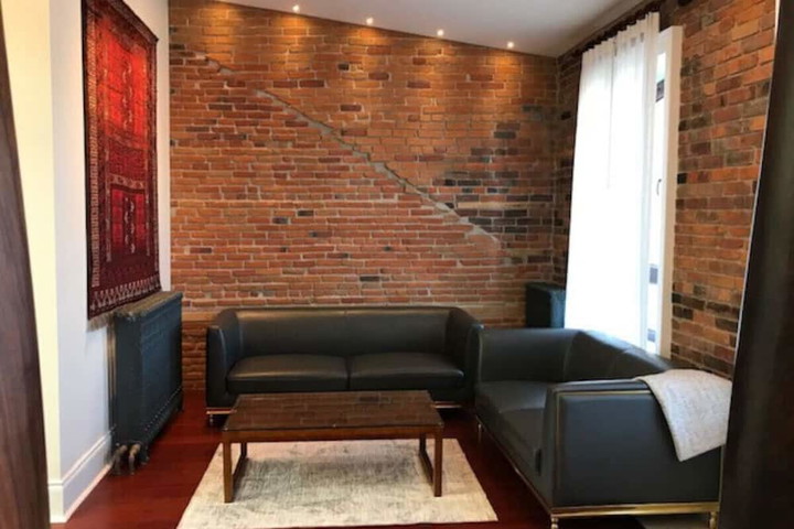 Yves Klein | Appartement Exécutif Au Blue Violin - Belleville, Ontàrio, Canadà