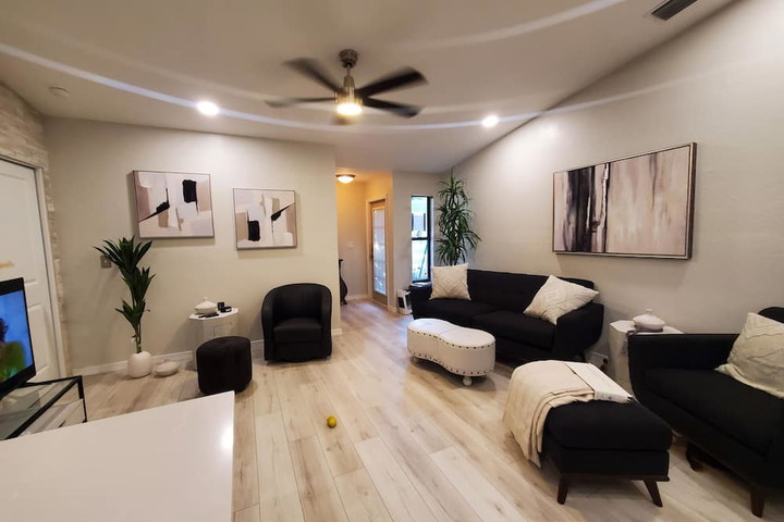 Gorgeous Modern 2 Bd, 2 Full Bth Condo Within Walking Distance Of Cape Harbour! - Cape Coral, FL