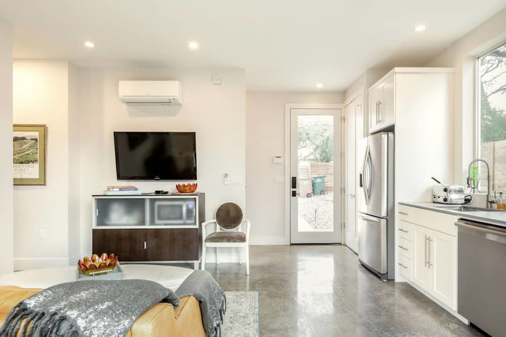 Bright Contemporary Guest House With Private Patio, Walk To S Congress, Downtown - Austin, TX