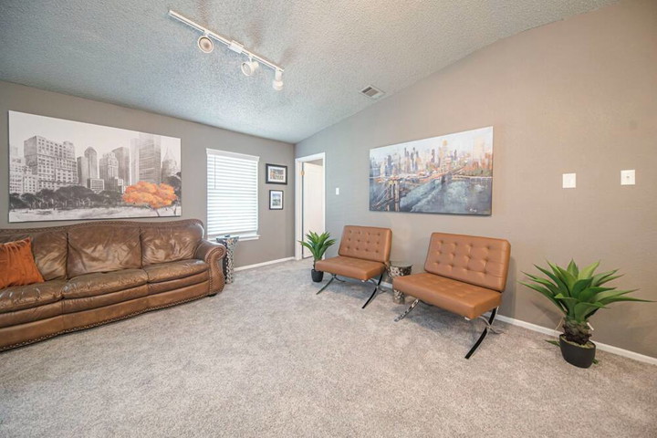 Right At Home-uptown Place With Gated Yard And Covered Parking - Midland, TX