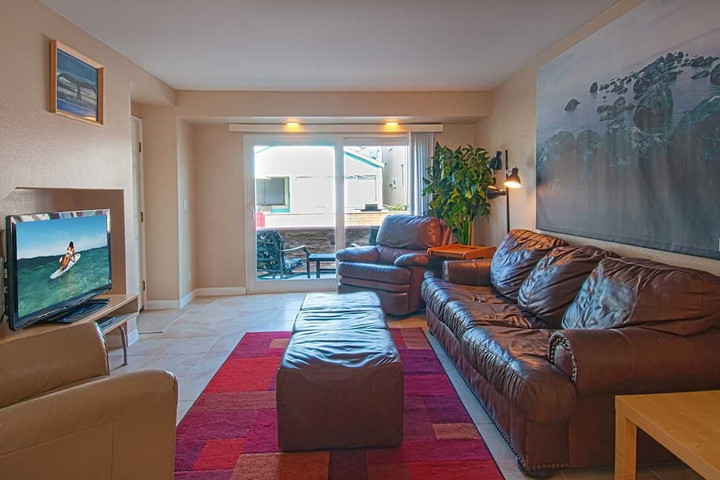 Bright And Cheery And Green...a Beautiful Lower Unit With Lots Of Personality! - Newport Beach, CA