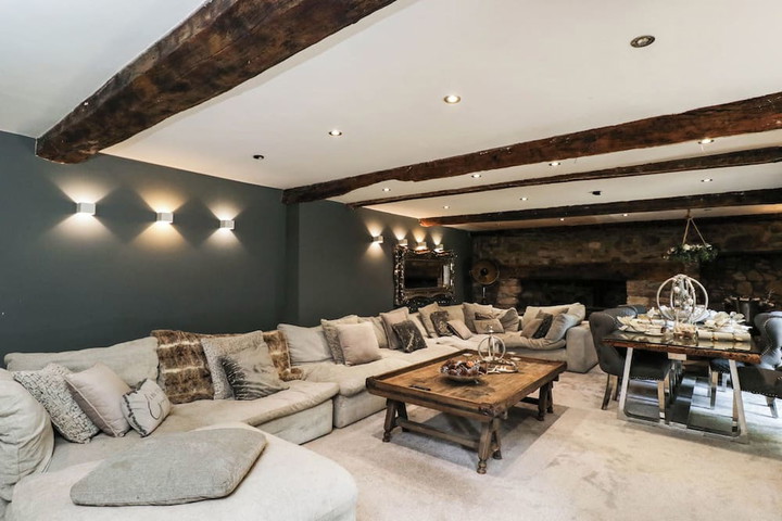 Llanfarach Farmhouse, Pet Friendly, With Pool In Pontyclun - Vale of Glamorgan
