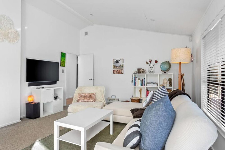 Charming Three Kings Home| By Furnished Rentals - Auckland