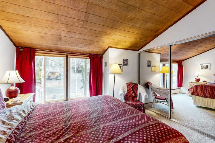 Second-floor Lakefront Condo With Scenic Views & Easy Access To Town & Slopes - Truckee