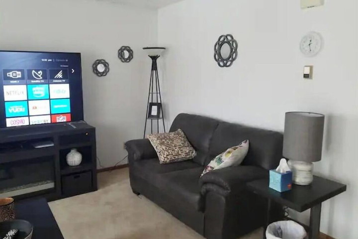 Spacious 1 Br Apartment Located Above The Fringe 17 Boutique, Downtown. - Bismarck, ND