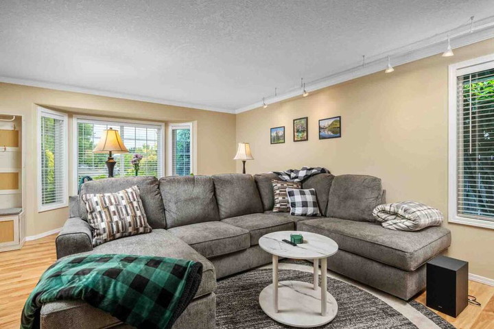 Fantastic Single Level Ranch Layout, Fenced Backyard W/ Large Deck, New Decor And Furnishing - Hillsboro, OR
