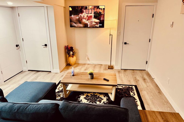 Maple Nest @ The Greens Cozy, Tastefully Furnished Basement Suite - Regina