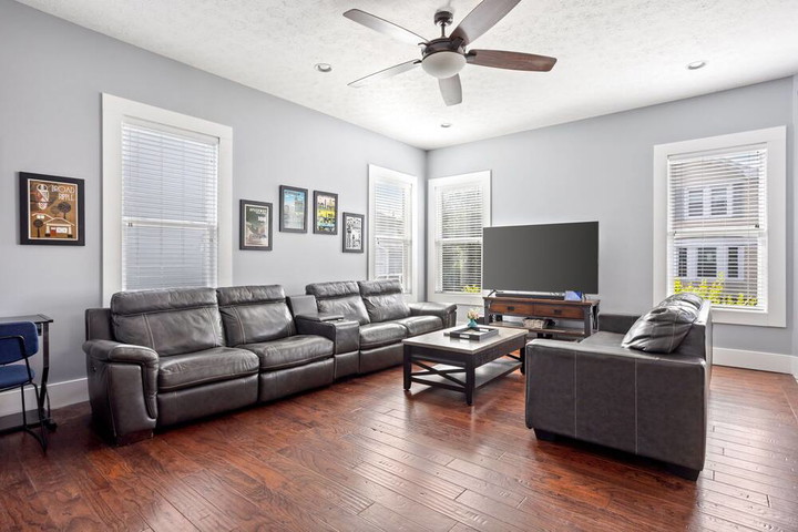 Spacious Luxe 3br | Private Yard | Sleeps 10 - Indianapolis, IN