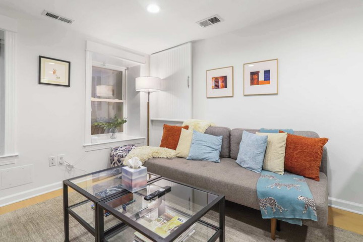 Sojourn Capitol Hill Bliss With Sunroom And Front Patio - Silver Spring, MD