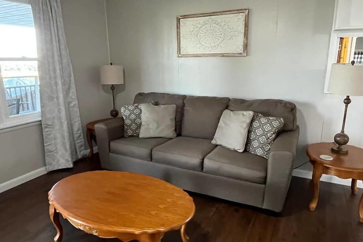 Beautiful Farmhouse On A 200 Acre Farm. Close To Rock Island State Park. - McMinnville, TN