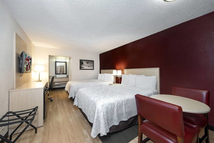 Enjoy Relaxing Poolside Vibes At Bright Naples Room Close To Downtown - Naples, FL