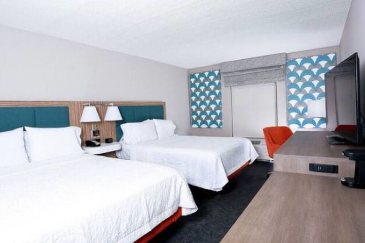 Triple 2 Queen Bed Rooms | Breakfast Included For Families & Groups! - San Antonio, FL