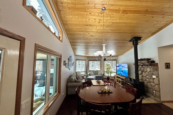 Rocky Mountain Retreat: Private 2 Acres & Hot Tub - 알버타