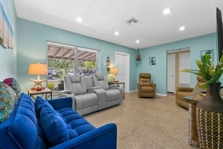 St. Pete Haven: Private 3 Bedroom, 1.5 Bath Home - St. Petersburg, FL