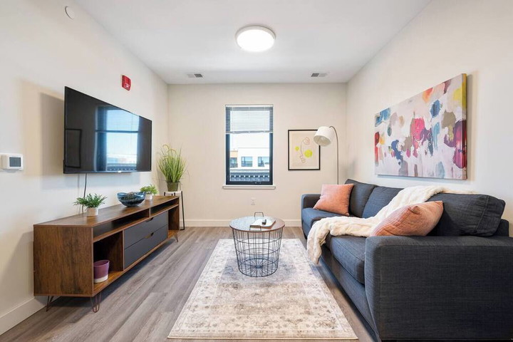 Peaceful ! Free Parking ! 30 Min To Metlife ! - Bloomfield, NJ