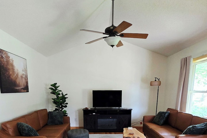 Cozy Fall Getaway With Hot Tub, Fire Pit & Family Fun Near Decorah- Sleeps 12 - Decorah, IA