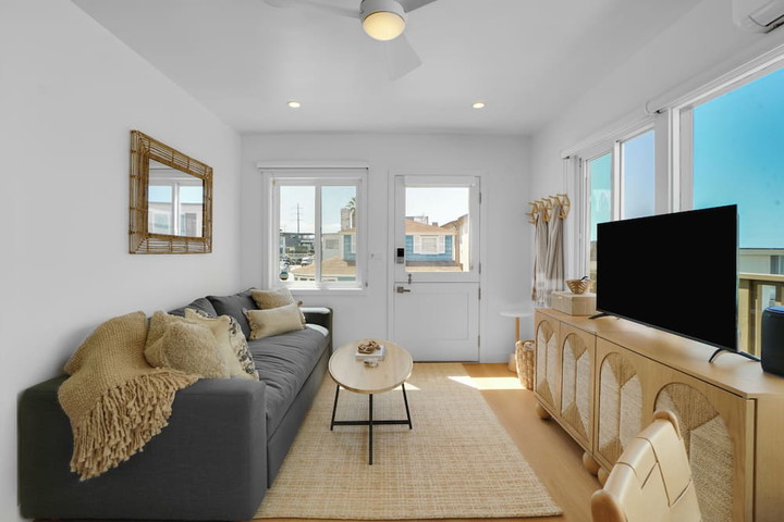 Cozy Coastal Retreat W/ King Bed & Full Kitchen - Hermosa Beach, CA