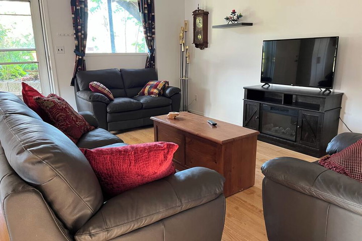 Nice 2-bedroom Walk-in Lower Suite In Salmon Arm. Private Parking And Yard. - Salmon Arm