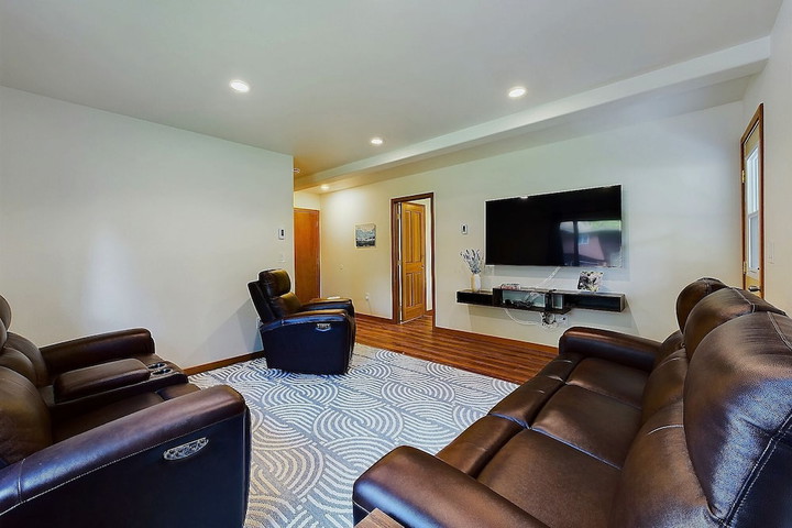 Updated Home Near Mendenhall Glacier W/ Large Deck - Juneau, AK