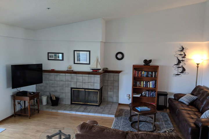 The Whale Watcher- 3rd Story Condo With Ocean Views & Private Beach Access! - Brookings, OR