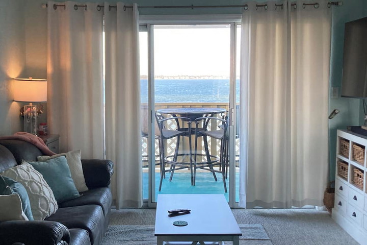 New, Update, Waterfront Condo. Relaxing Water Sounds And View. - Gulf Breeze, FL