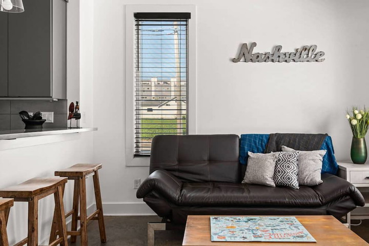 E25 ~ Economy Crash Pad Near Downtown ~ Clean ~ Free Parking ~ Fast Wifi ~ Easy Ride Share Access - Tennessee