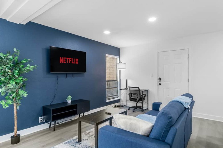 5 Min To Love Field | Gated+guard | 1br | Parking - Dallas