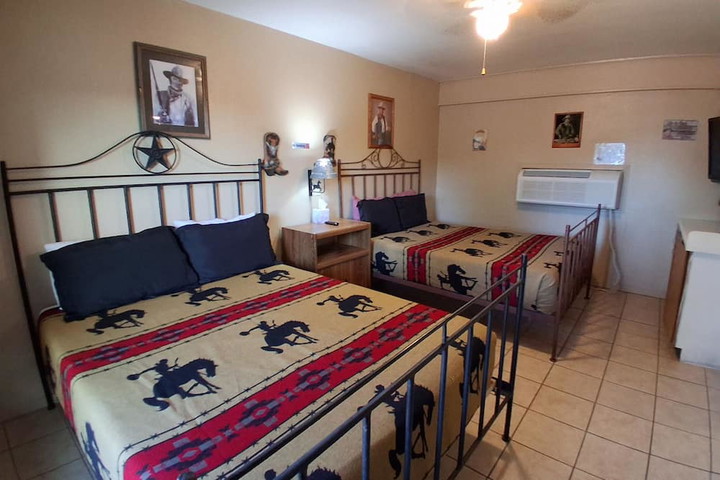 John Wayne Suite - Kingsland, TX