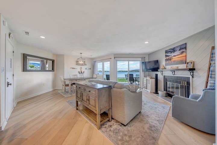 Walkout Waterfront Condo Located In Bernard's Landing At Smith Mountain Lake! - Virginia