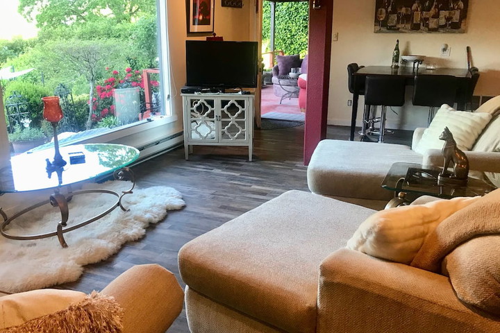 Private Oasis On The Beautiful Willamette River - Wilsonville, OR
