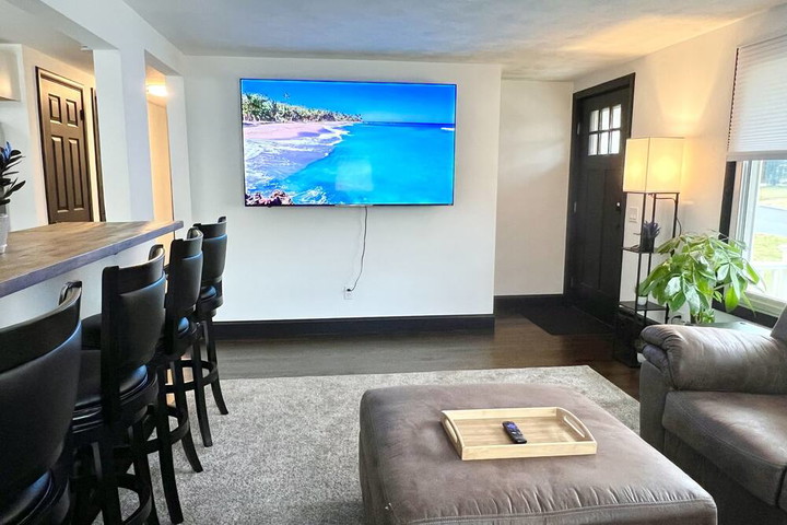 Hot Tub & Cloud Ceiling House - Norwich, CT