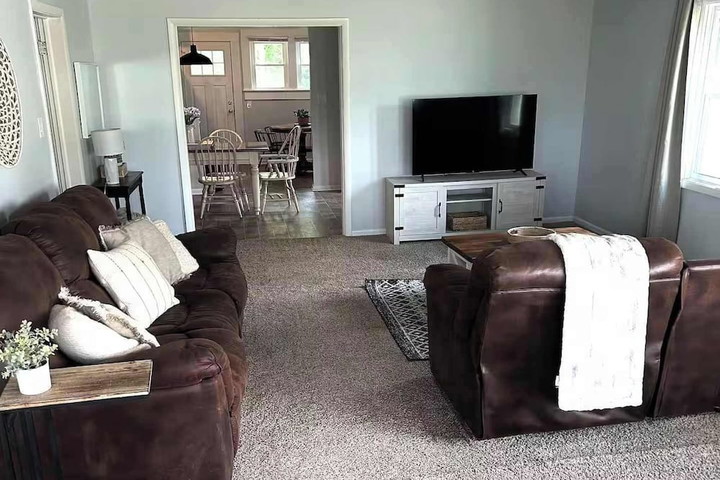 Fireside Farmhouse Retreat On A Private Wooded Lot - Greenfield, IN