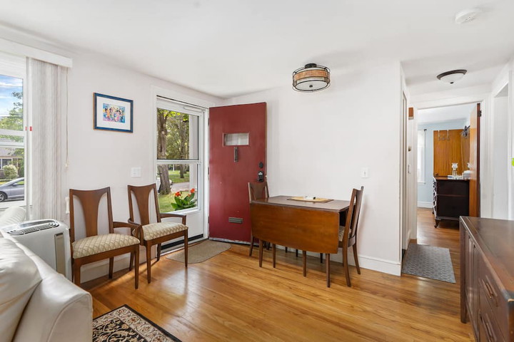 Charming & Cozy 3-bedroom Home With Private Pool - Warwick, RI
