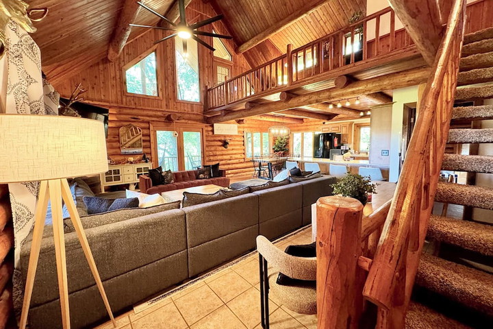 Serene Private Luxury Escape W/beautiful Porches, Spa Patio & Fun Game Rooms - Bloomington