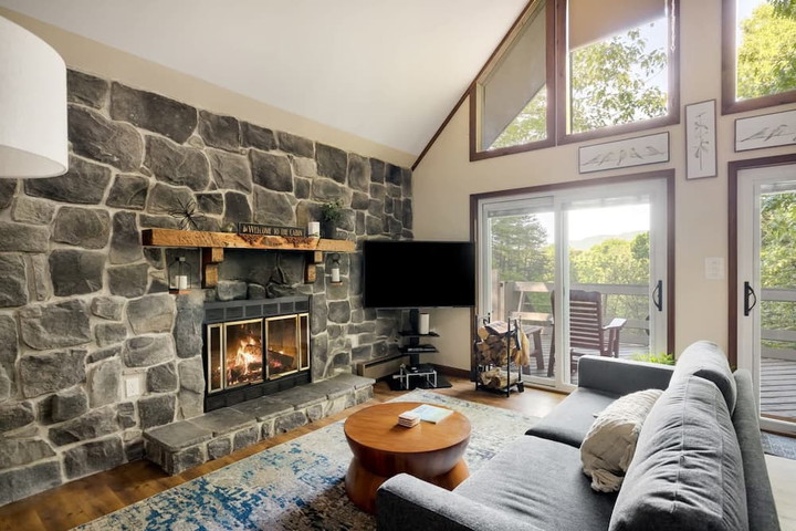 Dog-friendly Chalet W/hot Tub, Fire Pit & Deck - West Virginia