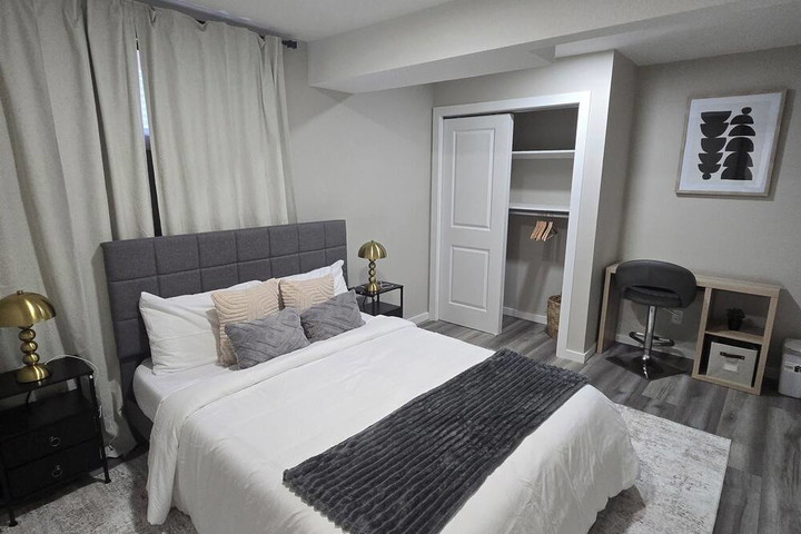 Relax In This Beautiful ,Modern 2-bedroom Basement Suite In A Quiet Neighborhood - Edmonton