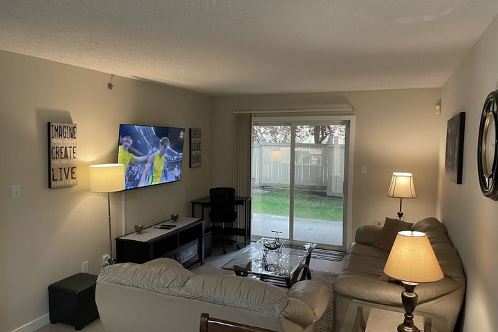 Cozy Condo Close To Lrt, Stadium And Expo Center. - Alberta