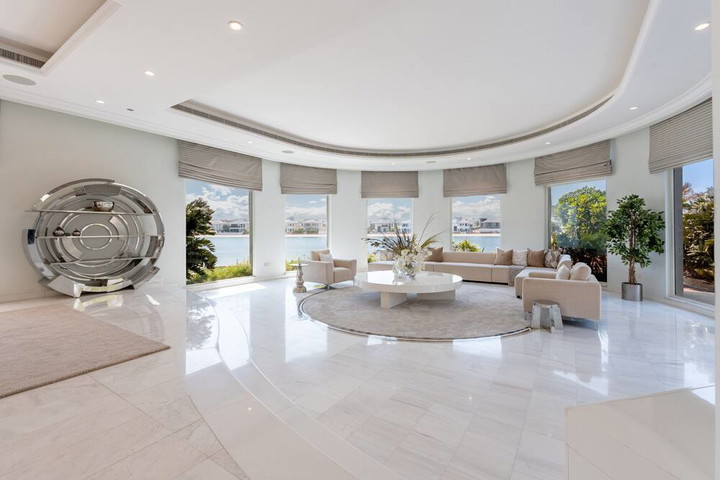 Beachfront 6br Villa With 2 Asst Rooms, Own Pool, Cabana & Private Beach Access - Dubai
