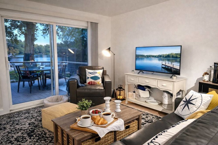Pontoon Boat Now Included! Kayaks! Waterfront Cottage On Mona Lake With Hot Tub! - Muskegon, MI