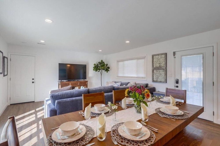 Cozy Pool & Jacuzzi Home With Game Room - Buena Park, CA