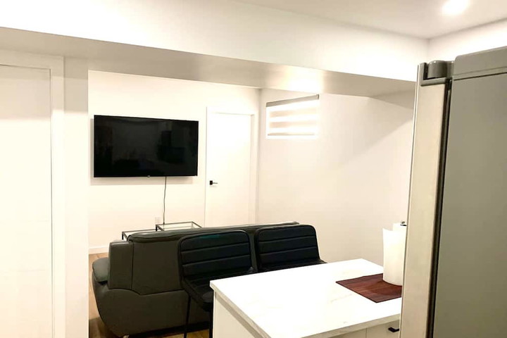 Royal Oak - 2-bedroom (King & Queen Bed), Living Area, Kitchen And Full Bathroom - Winnipeg