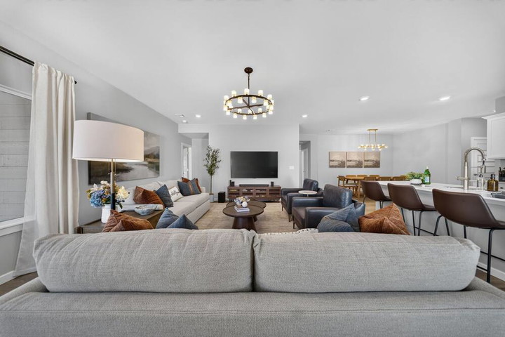 Refined Luxury | Hot Tub + Gym | Dog Friendly | Near Amphitheater - Broken Arrow, OK