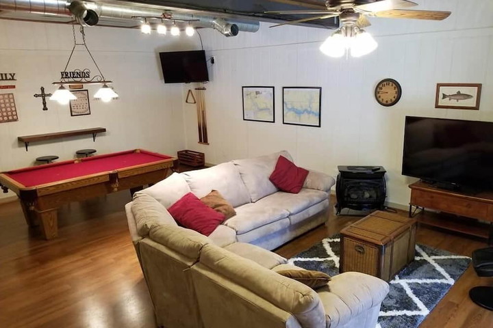 Relax Among The Palms At Reeled Inn On Beautiful Lake Gaston - North Carolina