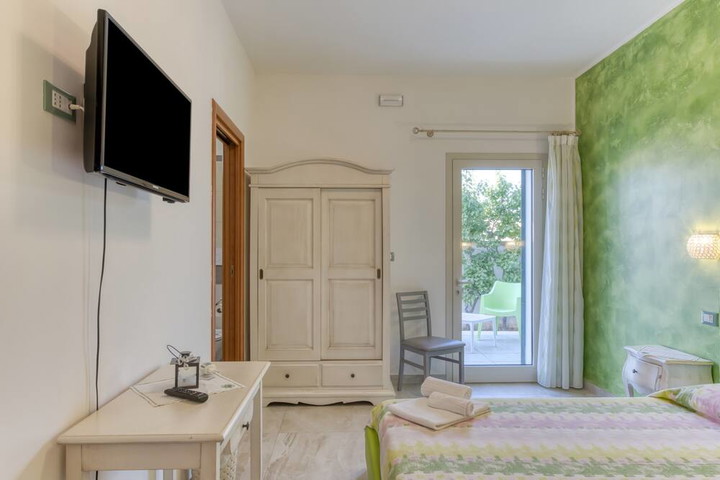 Bed And Breakfast 'Tallyho Elleboro' With Shared Terrace, Wi-fi And Air Conditioning - Tricase