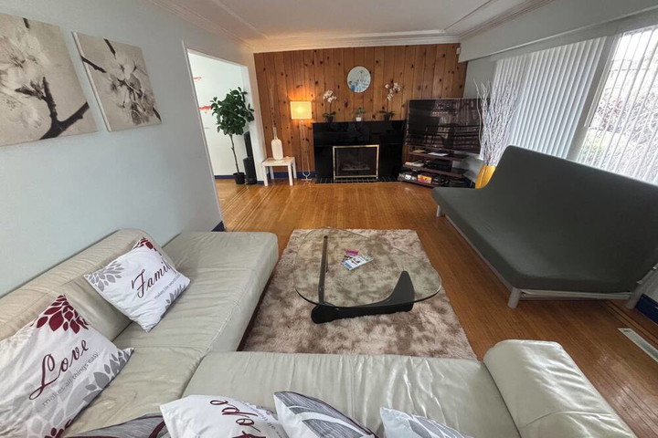 Charming Bright 3br House - Upper Level Suite - Burnaby