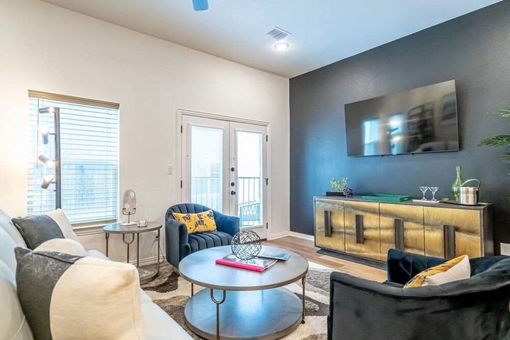 Modern Townhome | Walk To At&t + Globe Life Field - Fort Worth, TX