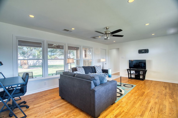 3-bedroom Home In Old Midland/downtown Area W/ Spacious Backyard And Fireplace - Midland, TX