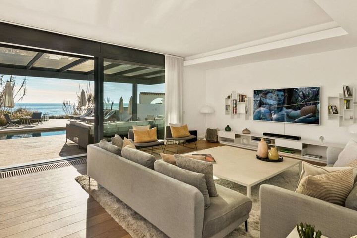 Beachfront Villa With Heated Pool & Spa - Marbella