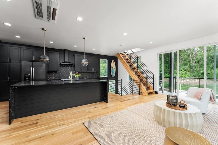 Stunning Floating Home On The Willamette River! - Beaverton, OR